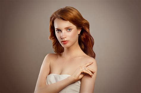 손과 길고 반짝 곱슬 머리와 갈색 머리 여자 소녀 곱슬 헤어스타일 자연 초상화와 아름 다운 모델입니다 브라운에 고립 갈색에 대한 스톡 사진 및 기타 이미지 Istock