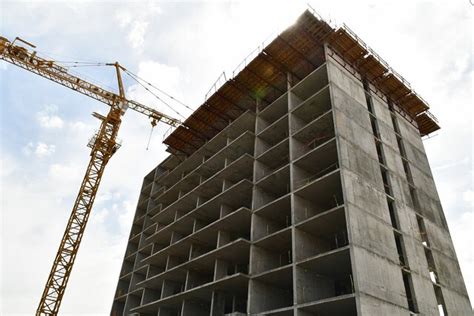 استاندار مرکزی با پیمانکارانی که تعهدات خود را انجام نمی دهند برخورد خواهد شد ایسنا