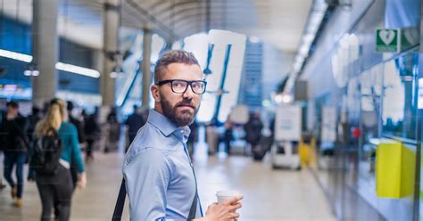 파란색 셔츠를 입은 잘생긴 힙스터 사업가가 커피 컵을 들고 지하철역에 서 있다 사진 Unsplash의 아름다운 사람들 이미지