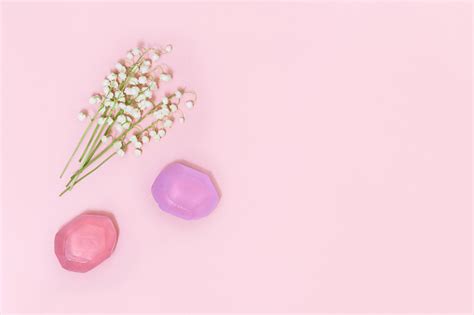 계곡의 백합의 꽃과 텍스트에 대한 여유 공간이부드러운 분홍색 배경에 향기로운 비누 수제 비누 바 아로마 테라피 뷰티 스파 배경 맨 위 보기 0명에 대한 스톡 사진 및 기타