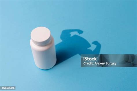 보디의 손으로 정제와 그림자 플라스틱 병 스테로이드와 Bodybuilders에 대 한 제약 준비의 개념 급속한 근육 성장을 위한 제약 준비 건강관리와 의술에 대한 스톡 사진