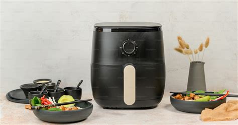 음식이 담긴 그릇 옆 조리대 위에 놓인 검은색 에어프라이어 사진 Unsplash의 영양 이미지