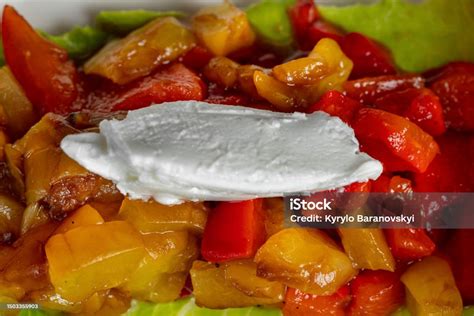 아보카도 파프리카 및 다양한 토마토의 모듬 야채 타르타르가 피타 빵 조각 옆의 상추 잎에 놓여 있습니다 음식은 대리석 표면의 가벼운 세라믹 접시 위에 놓여 있습니다 0명에