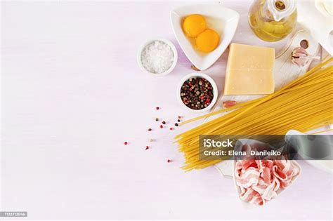 카르보나라 파스타 판 페 세타 계란 고추 소금과 경질 파마산 치즈를 사용한 스파게티 요리 재료 이탈리아 요리를 제공 합니다 알라 카르보나라 파스타 평면도 평 신도 복사 공간
