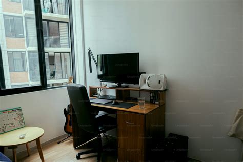 책상 의자 텔레비전 창문이 있는 방 사진 Unsplash의 학생 이미지