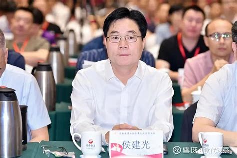 侯建光当选河南省酒业协会会长为豫酒开启高质量发展新篇章 5月31日河南省酒业协会第九届理事会在郑州河南饭店召开本次大会推选了新一届的