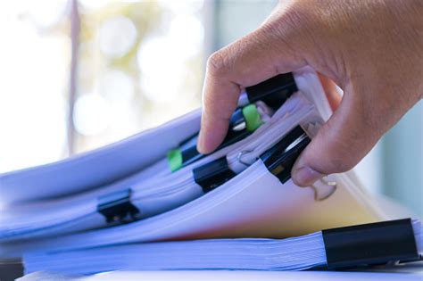 종이 파일의 문서를 스택 지저분한 관료에서 작업 하는 사업가 손 및 사무실에 정보를 검색 회계 예산 보고서 파일 바쁜 과로에 서류의 미완성 배열 경영자에 대한 스톡 사진 및