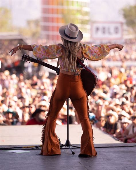 Yellowtone Star Lainey Wilson Shut Down The Stage In A Fringed Crop