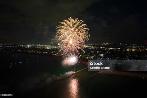 미국 독립 기념일 휴일에 해변 위의 화려한 조명으로 폭발하는 밝은 불꽃 놀이의 조감도 7월에 대한 스톡 사진 및 기타 이미지 7월 7월 4일 Performing