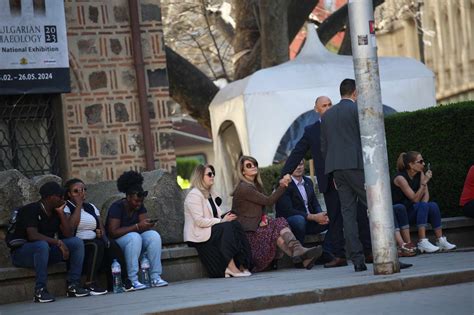 ГОРЕЩО В ПИК Деси Радева спипана с костюмиран мъж пред президентството а в същото време Румен