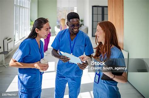 젊은 의료 전문가들이 현대적인 병원 환경에서 협업하면서 환자 치료 전략에 대해 논의합니다 간호사에 대한 스톡 사진 및 기타 이미지 간호사 건강관리와 의술 계획