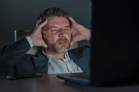 젊은 절망과 스트레스 사업가 사무실 노트북 컴퓨터 책상 불안 및 우울증 문제 및 불안 위기 비즈니스 문제에 고통을 압도 느낌에