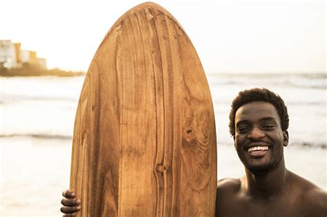블랙 서퍼 남자 들고 빈티지 서핑 보드 에 The 해변 에 일몰 얼굴에 초점 서핑 수상 스포츠에 대한 스톡 사진 및 기타 이미지 서핑 수상 스포츠 아프리카계 미국 민족