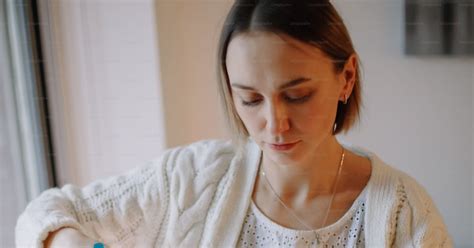 녹색 가정 식물에 스프링클러에서 물을 붓는 백인 여성 아파트 하우스 인테리어 실내에 있는 대형 관엽식물 하우에아 야자수 사람은 환경에 관심이 있습니다 취미 여가 사진