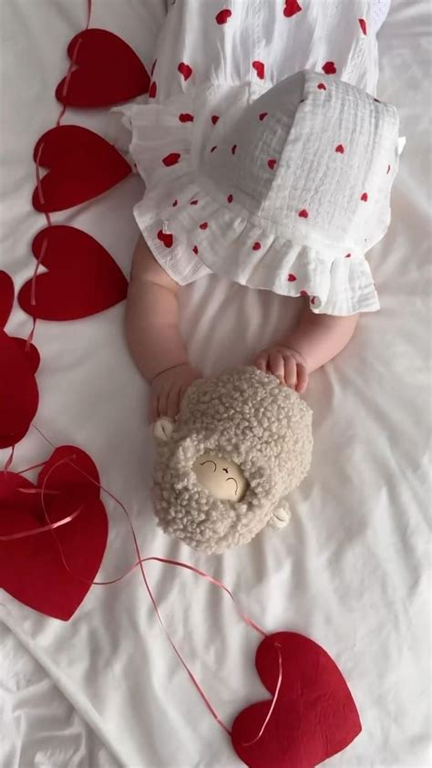 Маленькая девочка с бантиком Малыши Малыш монтессори Фото малышей