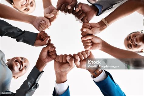 손 협업 및 동기 부여는 주먹으로 옹기종기 모여 있는 비즈니스 팀과의 마음가짐과 회사 비전의 마음가짐입니다 사명 팀워크 및 목표와 함께 성장과 발전을 위해 준비된 원 안의