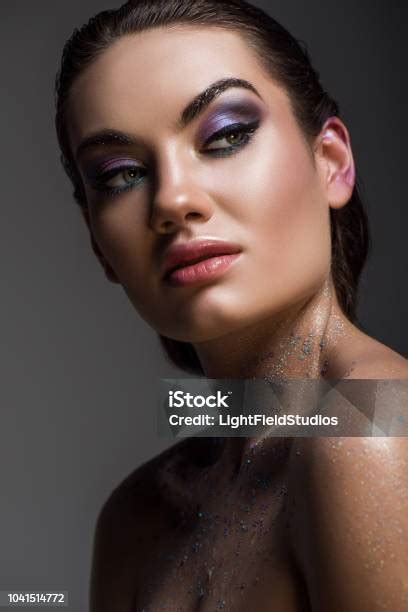 매력적인 여자 패션 촬영 회색에 고립에 대 한 신체에 반짝이와 포즈 매력적인에 대한 스톡 사진 및 기타 이미지 매력적인