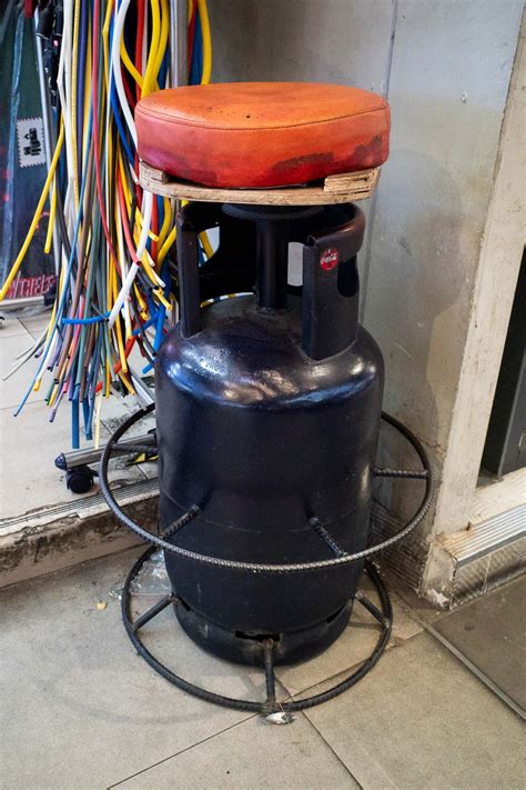 ศิลปะแห่งการซ่อมแซมของคนไทยผ่านสายตาช่างภาพลอนดอนที่ตระเวนถ่ายภาพเก้าอี้ Diy ทั่วประเทศ