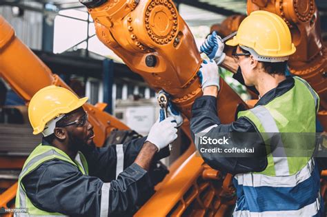 조립 라인 자동화 공장 산업에서 서비스 유지 보수 로봇 팔 용접을 하는 엔지니어 25 29세에 대한 스톡 사진 및 기타 이미지 25 29세 2명 30 34세 Istock