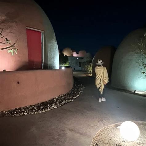 عکس‌های استایل سحر دولتشاهی در سواحل جنوب با یک پیام عاشقانه