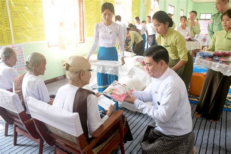 ရခိုင်ပြည်နယ်ဝန်ကြီးချုပ် ဦးထိန်လင်း စစ်တွေမြို့ ဘိုးဘွားရိပ်သာသို့ ထောက်ပံ့ပစ္စည်းများပေးအပ်လ