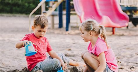 해변 장난감을 가지고 노는 샌드 박스에 앉아있는 두 명의 백인 어린이 어린 소녀와 소년 친구들이 놀이터에서 함께 즐거운 시간을 보내고 있다 아이들을위한 여름 야외 활동