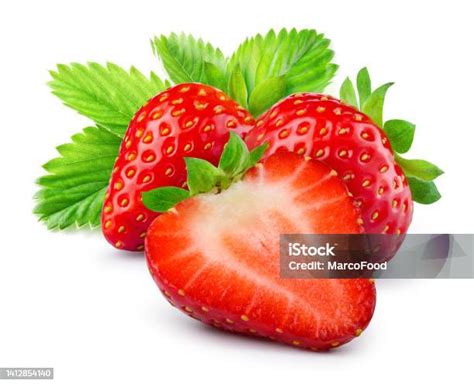 딸기 분리 딸기 흰색 배경에 전체와 반 슬라이스와 잎이있는 딸기 전체 피사계 심도 딸기에 대한 스톡 사진 및 기타 이미지 Istock