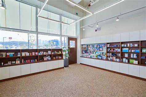 화이트and우드톤 모던하고 깔끔한 16평 약국인테리어 화성 산척동