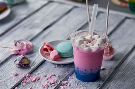 파란색과 분홍색에서 거품이 차 빨 대와 플라스틱 컵에 색상 부드러운 아름 다운 색상 0명에 대한 스톡 사진 및 기타 이미지 0명 건강한 생활방식 겨울 Istock