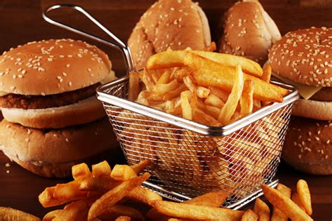 패스트 푸드 신선한 맛있는 햄버거와 나무 테이블에 감자 튀김 0명에 대한 스톡 사진 및 기타 이미지 0명 고기 구도 Istock