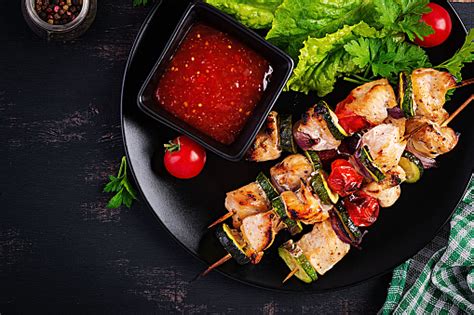 구운 고기 꼬치 호박 토마토 붉은 양파를 곁들인 치킨 시쉬 케밥 바베큐 음식 맨 위 보기 건강한 식생활에 대한 스톡 사진 및 기타 이미지 Istock