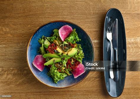 다이어트 메뉴 신선한 야채의 건강한 샐러드 아보카도 아루굴라 그릇에 무 비건 음식 플랫 레이 건강한 생활방식에 대한 스톡 사진 및 기타 이미지 Istock