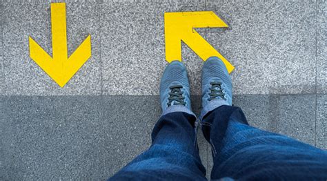 남자 발 화살표 기호 지하철 플랫폼에 서의 최고 볼 수 있습니다 기차역에서 바닥에 노란색 화살표 기호 Bts Skytrain에