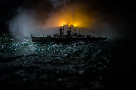 안개낀 배경에 흐릿한 군사 전함앞에 서 있는 군중의 실루엣 선택적 초점 승객들은 탈출을 시도합니다 사람들의 항의 0명에 대한