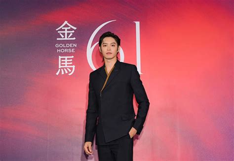《星空下的黑潮島嶼》高顏值男星剃光頭穿制服 太像臨演連工作人員都認錯