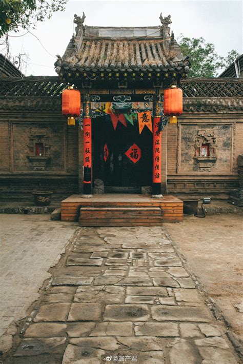 山西平遥横坡村，黄土高原上的清代窑洞式民居古村落，大大小小的院子还挺有味道。这里最出名的是灯展，部分老院子也改造城民宿，看起来也可以。 图片