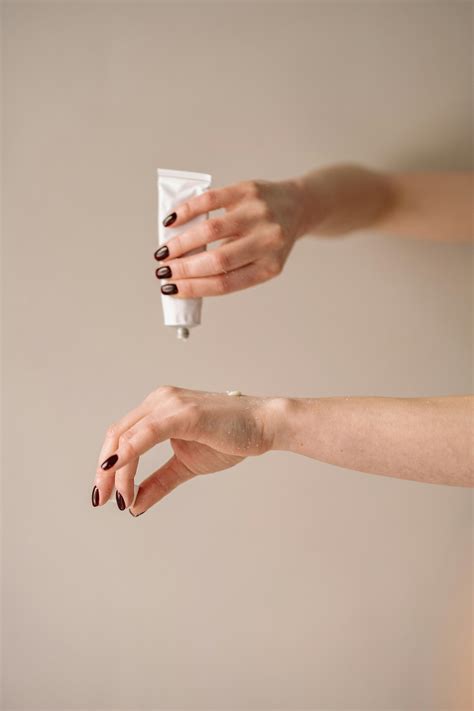 실내 개인 관리 건강 건강한 피부 눈을 감다 모이스처라이저 미소 짓는 미용 제품 바르는 밝은 미소 보습