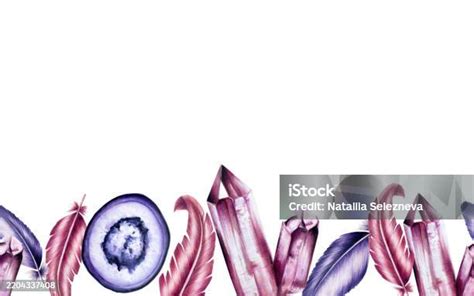 이음새가 없는 국경 원석 마노 다이아몬드 및 자수정 조각 결정과 깃털을 가진 기치 손으로 그린 프레임 수채화 삽화 배경에 고립된 광물 디자이너를 위한 클립 아트 카드 초대장