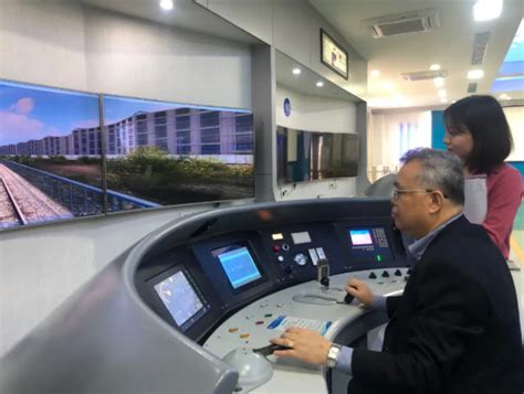 ខ្ចៅ នៃ ក្វាង ស៊ី នៅ លើ ផ្លូវ ដែក អន្តរ ជាតិ 柬埔寨头条