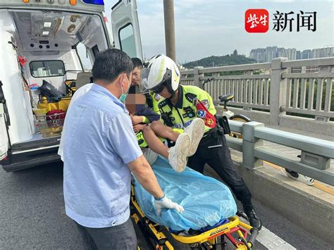 长江大桥上外地游客中暑摔倒，南京警民接力急救转危为安 男子 救护车 救助