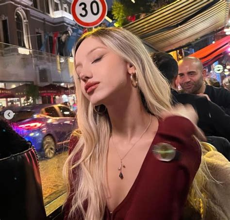 剽悍生活 On Twitter 土耳其美女苏蕾的独家写真集，一共43张，最后还有2个视频。 购买地址