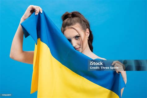 전체 메이크업에 슬픈 비밀 상처 소녀 슬라브의 아름다움은 우크라이나의 파란색과 노란색 깃발 뒤에 얼굴을 숨 깁니다 화려한 배경에