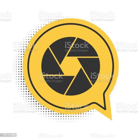 흰색 배경에 격리된 블랙 카메라 셔터 아이콘입니다 노란색 음성 버블 기호입니다 벡터 검은색에 대한 스톡 벡터 아트 및 기타