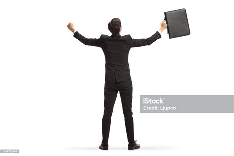 손을 들어 서류 가방을 들고 행복한 사업가의 전체 길이 후면보기 샷 30 34세에 대한 스톡 사진 및 기타 이미지 30 34세 가방 개념 Istock