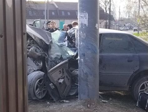 В Брянске произошло жуткое ДТП легковушка влетела в столб и загорелась