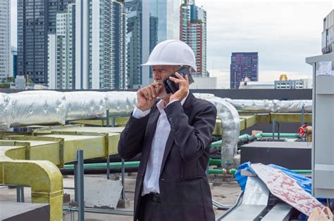 산업 냉수 팬 코일 단위 에어컨을 점검하는 엔지니어는 공기 시스템을 제어하는 대형 산업 건물의 물 냉각탑 공기 냉각기 Hvac 시스템입니다 25 29세에 대한 스톡 사진 및