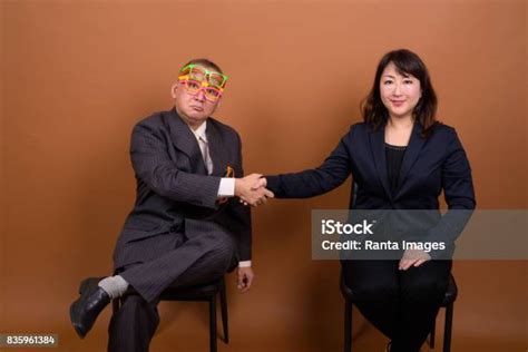 두 명의 성숙한 아시아 실업가 및 배경색에 대 한 실업의 스튜디오 샷 2명에 대한 스톡 사진 및 기타 이미지 2명 40