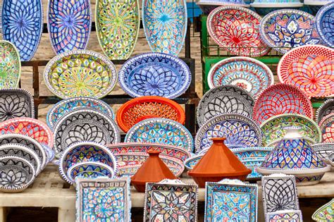 메디나의 Sousse Souk에있는 포장 마차에서 정교하게 칠하고 장식 된 다채로운 세라믹 접시와 그릇 클로즈업 0명에 대한 스톡 사진 및 기타 이미지 Istock