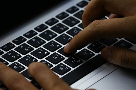 아랍어 키보드를 타이핑하는 손 클로즈업 · 무료 스톡 사진