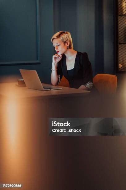 카페에 앉아 노트북으로 작업하고 온라인 회의에 참여하는 사업가 선택적 초점 검사 보기에 대한 스톡 사진 및 기타 이미지 검사 보기 경영자 금발 머리 Istock